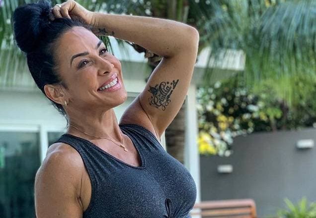 Scheila Carvalho esbanja corpaço em clique com maiô cavado - SBT TV ...