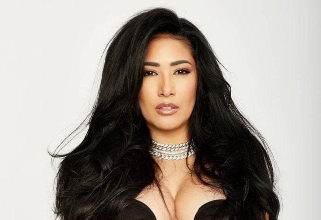 Simaria arranca suspiros ao publicar vídeo sensualizando na praia - SBT TV - SBT TV