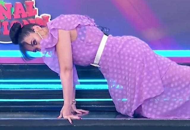 SBT TV | Milene Pavorô impressiona ao imitar Dinossauro no Programa do ...