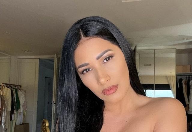 Simaria deixa curvas em evidência ao posar com body - SBT TV - SBT TV