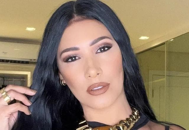 Simaria aposta em vestido transparente e deixa curvas à mostra - SBT TV ...