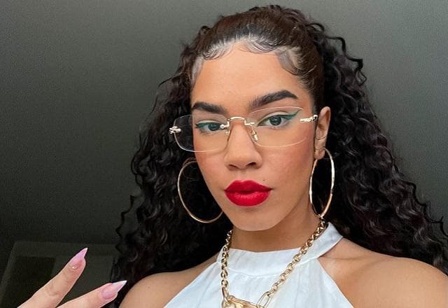 Maria faz performance sensual no pole dance usando lingerie vermelha ...