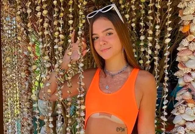 Mel Maia posa de biquíni e deixa tatuagem e marquinhas no quadril à ...