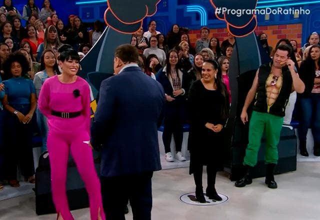 Milene Pavorô coloca celular no bumbum e Ratinho dispara: "Vai trocar ...