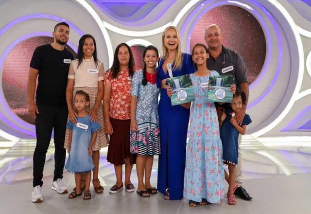 Programa Eliana mostra a história de uma garota que viralizou na internet por vender cremosinhos ...