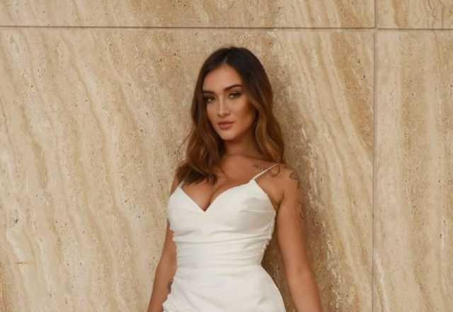 SBT TV | Gabi Melim posa com o bumbum pra cima e arranca elogios